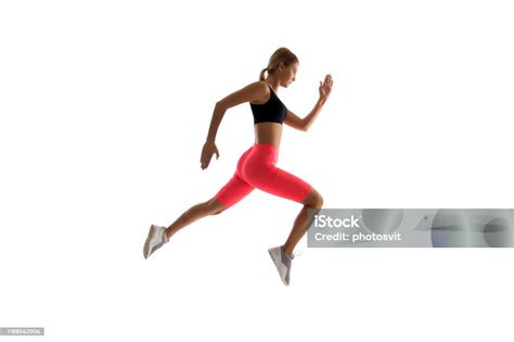 역동적인 움직임 흰색에 고립 된 여성 주자 조깅하는 사람 실행 세련된 스포츠웨어의 스포티 한 러너 피트니스 및 스포츠 동기 부여 튼튼하고 핏감 육상 여자 단거리 또는 주자