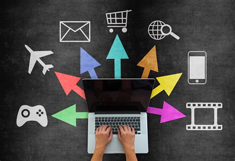 노트북 소셜 미디어에서 나가는 여러 가지 빛깔의 손으로 그린 화살표 사교모임에 대한 스톡 사진 및 기타 이미지 사교모임