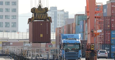 컨테이너 옮기는 크레인