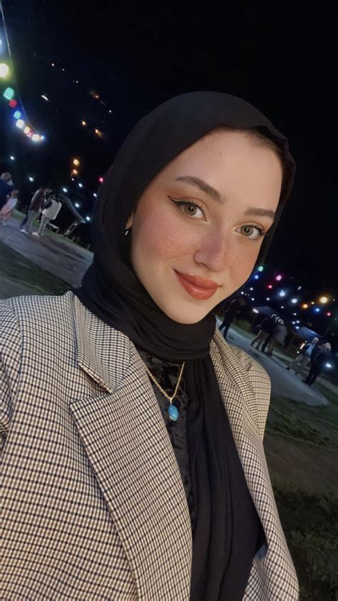 Hijabi Turkish Secretary Şule Outside Scrolller