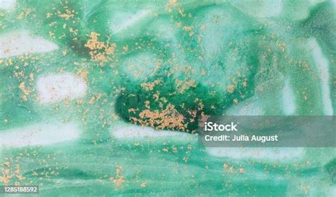 밝은 황금 먼지와 어두운 녹색 예술 브러시 스트로크의 수채화 배경 손으로 그린 수채화 그림 디자인 포스터 웹 사이트 템플릿 배너 배경에 대한 아름다운 장식 녹색에 대한 스톡