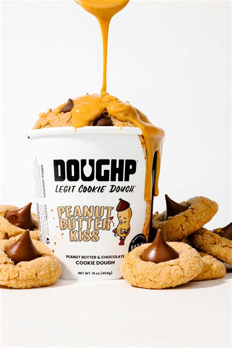 땅콩 버터 아이스크림 한 스쿱이 쿠키 위에 뿌려지고 있습니다 사진 Unsplash의 무료 디저트 이미지