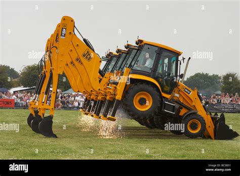 Jcb Dancing Diggers Acrobatic Display At The Derbyshire County Show 2009 At Elvaston Stock