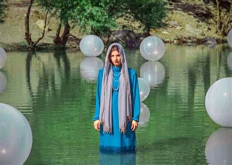 پوشیدن لباس فرح پهلوی توسط مونای سریال افعی تهران عکس روزنو