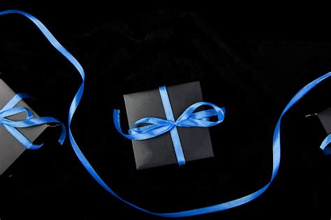 광택 검은 배경에 파란색 리본 고급 블랙 기프트 박스 크리스마스 생일 파티 선물 아버지의 날 플랫 레이 공간을 복사합니다 맨 위 보기 개념에 대한 스톡 사진 및 기타 이미지