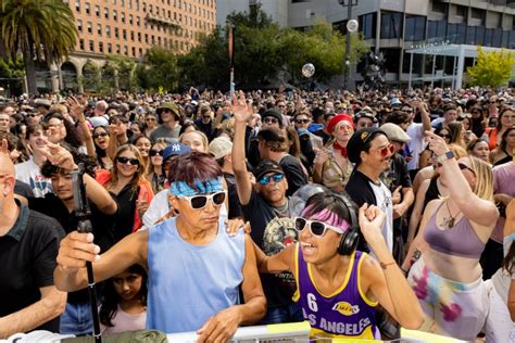 Free Rave Draws Thousands To San Franciscos Embarcadero Plaza
