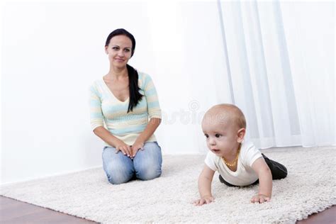 Madre Atractiva Y Su Hijo En La Sala De Estar Foto De Archivo Imagen
