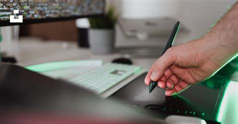 컴퓨터 키보드 위에 펜을 들고 있는 손 사진 Unsplash의 무료 손 이미지