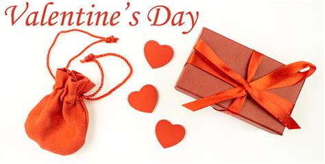 발렌타인 데이 흰색 배경에 빨간색 하트가 있는 빨간색 상자를 선물합니다 휴일 개념입니다 텍스트 또는 광고를위한 장소