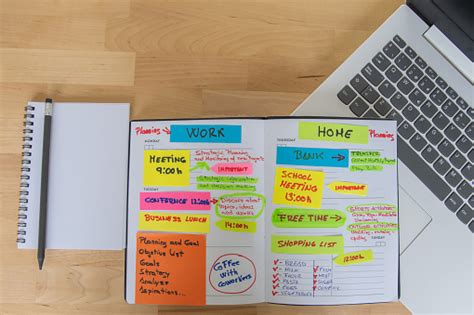 생산적인 작업 책상 오픈 플래너 월간 캘린더 노트북 및 다채로운 문구류 목표 설정 작업 조직 시간 관리 및 효율적인 일일 계획의 본질을 포착합니다 조직에 대한 스톡 사진 및