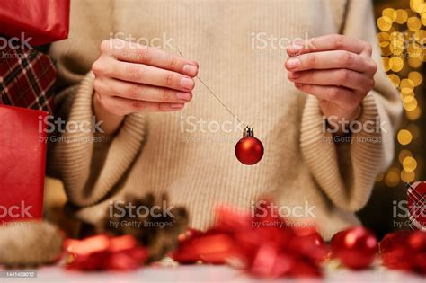 공예 종이에 선물 상자를 포장하는 여자 크리스마스 놀람을 위한 선물 12월에 대한 스톡 사진 및 기타 이미지 12월 35 39세 갈란드 장식품 Istock