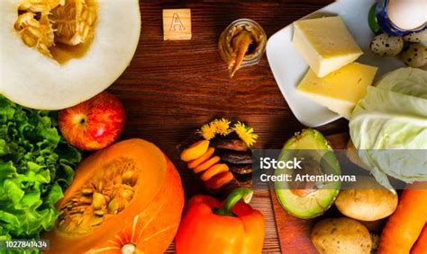 비타민 A 음식 천연 제품으로 고추 호박 사과 감자 양배추 아보카도 비타민 A 풍부에 말린 살구 멜론 멸 치 기름 노란 치즈