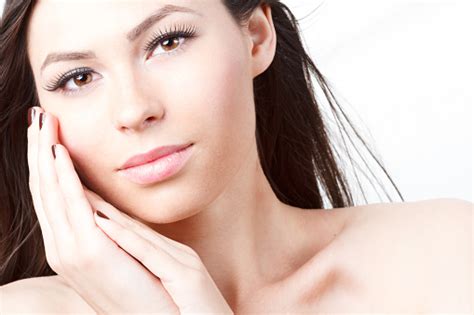 자연 스러운 화장과 긴 스트레이트 머리를 가진 젊은 아름 다운 여자 금발 여자의 근접 촬영 초상화 보 그 스타일 Portait입니다 헤어스타일 스킨케어 화장품 개념 귀여운에