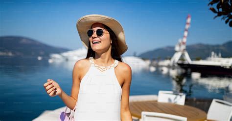 모자를 쓴 아름다운 젊은 여성의 초상화 웃는 소녀 여름 시간 사진 Unsplash의 사람 이미지