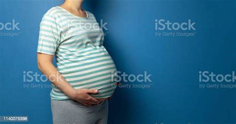 파란 배경에 그녀의 배를 들고 임신 한 여자 텍스트의 공간을 복사 합니다 가족에 대한 스톡 사진 및 기타 이미지 가족 기대 만짐 Istock