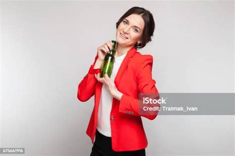손에 녹색 맥주와 함께 빨간 드레스에 매력적인 여자 그림 가냘픈에 대한 스톡 사진 및 기타 이미지 가냘픈 갈색 갈색 머리 Istock