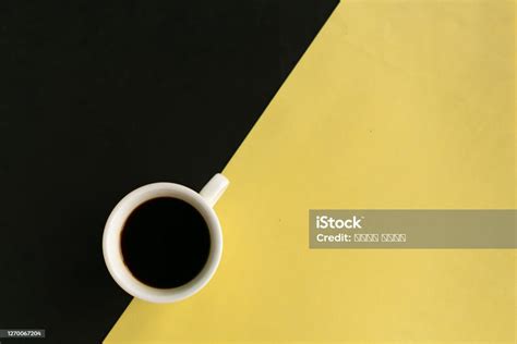 기하학적 노란색과 검은 색 배경에 커피 컵 상단 보기 텍스트에 대한 복사 공간 최소한의 개념 0명에 대한 스톡 사진 및 기타 이미지 Istock