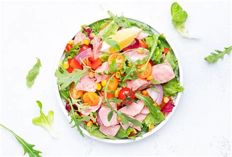 다채로운 방울 토마토 붉은 양파 옥수수 파프리카 양상추 라디키오 아루굴라를 곁들인 참치 야채 샐러드 흰색 테이블 배경 상위 뷰 건강한 생활방식에 대한 스톡 사진 및 기타