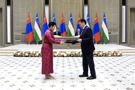 АЙЛЧЛАЛ Найман баримт бичигт гарын үсэг зурлаа