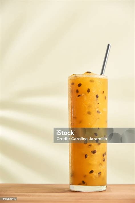 상쾌한 패션 프루트 음료 주스 또는 칵테일 재사용 가능한 에코 빨대 0명에 대한 스톡 사진 및 기타 이미지 0명 건강한 식생활 과일 Istock