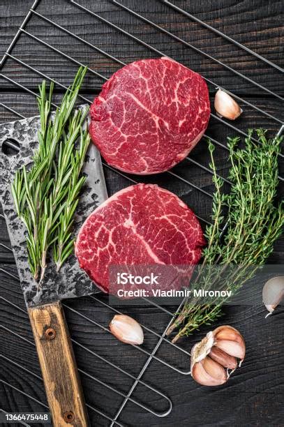 그릴 바베큐 허브와 원시 필렛 미뇽 쇠고기 스테이크 검은 색 나무 배경 위쪽 보기 0명에 대한 스톡 사진 및 기타 이미지 0명 검은색 고기 Istock