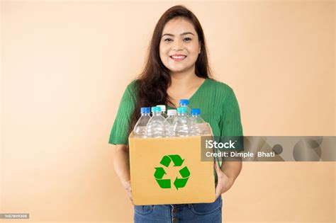 행복한 친환경 젊은 인도 여성이 재활용을 위해 플라스틱 병으로 가득 찬 상자를 들고 있다 환경 보호 지구의 날 개념 병에 대한 스톡 사진 및 기타 이미지 Istock
