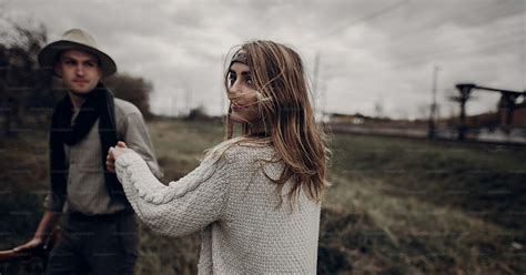 로맨틱 힙스터 커플 기타를 든 잘생긴 뮤지션 남자 가을 들판에서 춤을 추는 보헤미안 스웨터를 입은 집시 여자 사진 Unsplash의 우크라이나 이미지