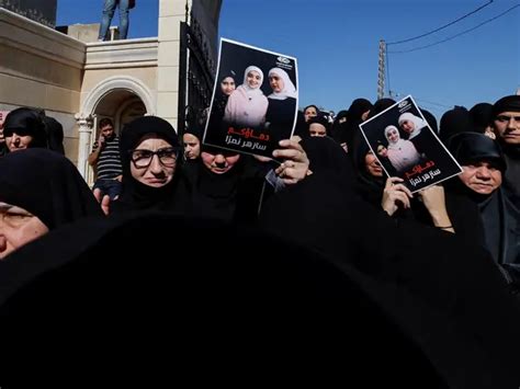 پدر ۳ دختر لبنانی کشته شده در حمله اسرائیل برای مراسم، پرچم حزب‌الله