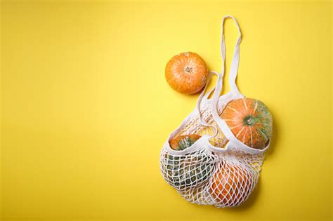 신선한 호박 쇼핑 환경 친화적 인 메쉬 백의 패티칸 스쿼시 노란색 배경에 단풍 개념 유기농 야채 수확 상단 보기 플랫 레이 템플릿 0명에 대한 스톡 사진 및 기타 이미지