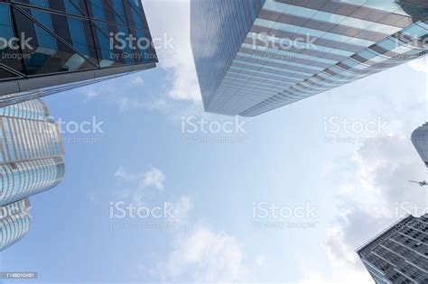 푸른 하늘과 구름과 홍콩에서 현대 비즈니스 사무실 건물 고층 빌딩의 낮은 보기 강철에 대한 스톡 사진 및 기타 이미지 강철 개념 개념과 주제 Istock