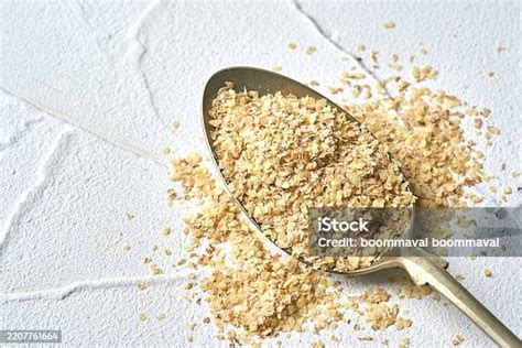 근접 촬영 더미 조각 전체 곡물 가루 또는 밀 배아에 강철 숟가락에 흰색 배경 복사 공간 0명에 대한 스톡 사진 및 기타 이미지 0명 가루로 빻은 강철 Istock