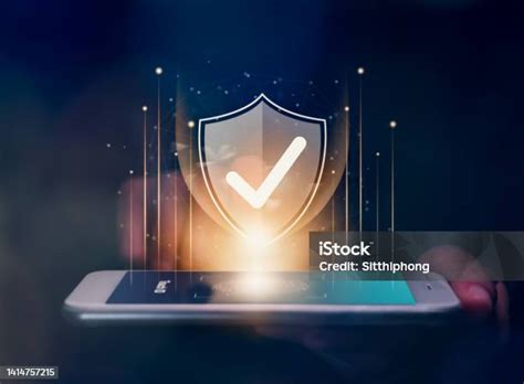 기술 사이버 보안 인터넷 및 네트워킹 온라인 개념 스마트 폰에서 손 터치 인터페이스 확인 및 아이콘 실드 Brand Name Smart Phone에 대한 스톡 사진 및 기타