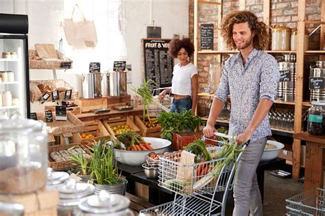 지속 가능한 플라스틱 무료 식료품 점에서 신선한 과일과 채소를 구매 하는 쇼핑객 20 29세에 대한 스톡 사진 및 기타 이미지 20 29세 2명 고객 Istock