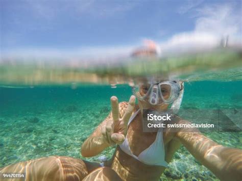 크리스탈 푸른 물 휴가 여름 컨셉에에서 수 중 Selfie를 복용 하는 젊은 여자 개성 개념에 대한 스톡 사진 및 기타 이미지 개성 개념 다이빙 돋보이는 Istock