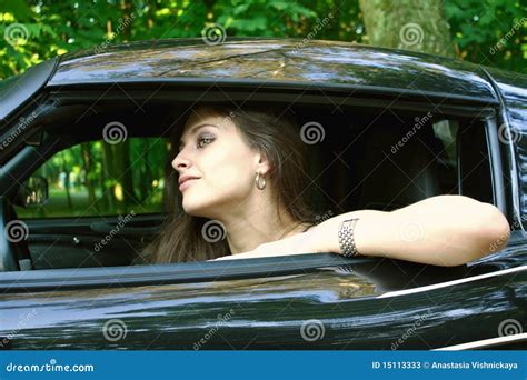 La Ragazza Graziosa Sta Sedendosi Nellautomobile Immagine Stock