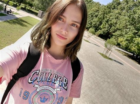 Машенька гуляет в теплую погоду Goddesbabko Mashababko Mariababko Siberianmouse 2025
