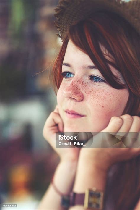 빨간 염색 된 머리 파란 눈 및 밀 짚 모자를 가진 잘생긴 십 대의 초상화 14 15 살에 대한 스톡 사진 및 기타 이미지 14 15 살 가을 단풍 개성 개념