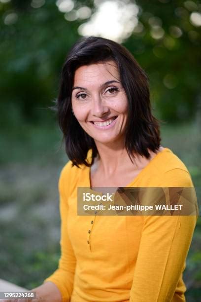 화창한 여름 날 공원에서 야외에서 아름답고 쾌활한 성숙한 여성의 초상화 30 39세에 대한 스톡 사진 및 기타 이미지 30