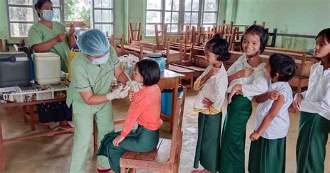 ဆီဆိုင်မြို့နယ်၌ ကျောင်းသူလေးများအား သားအိမ်ခေါင်းကင်ဆာရောဂါ ကာကွယ်ဆေး Hpv ထိုးနှံပေး