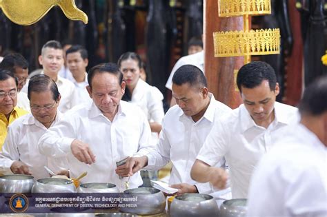លោកអភិសន្ដិបណ្ឌិត ស សុខា អញ្ជើញរាប់បាត្រកាន់បិណ្ឌវេនទី១០ នៅវត្តមុនីប្រសិទ្ធីវង្ស សារព័ត៌មាន