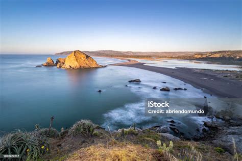 바위 섬과 강 입과 숲 나무에서 바다를 분할 모래 혀와 목가적이고 야생 해변 산티아고 시에서 인간의 활동에 의해 위협 놀라운
