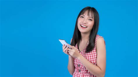 아름다운 아시아 여자 귀여운 소녀 앞머리 머리 스타일 빨간 드레스 재생 A 스마트폰 고립 된 에 고립 된 휴대 전화는 온라인 쇼핑을 지불하기 위해 온라인 뱅킹을 사용 25