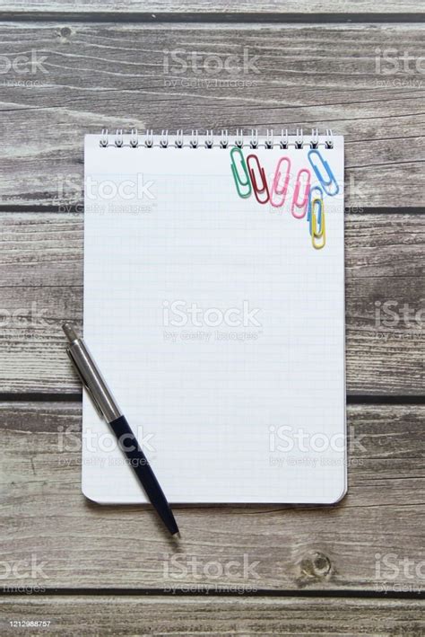 체크머 용지에 빈 흰색 시트와 볼 펜과 종이 클립 메모장은 나무 보드의 배경에 놓여 0명에 대한 스톡 사진 및 기타 이미지
