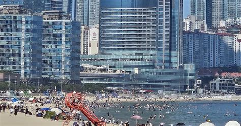 덥다 더워…부산 해운대해수욕장 피서 인파로 북적