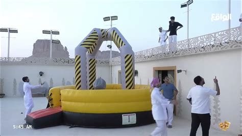 بين تهوّر واستمتاع الشباب يعيشون تجربة القفز من السطح إلى ارض القرية