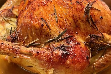 Цяло печено пиле с бира и розмарин