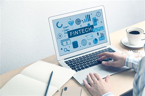 사무실에서 단어 Fintech와 노트북을 사용 하는 여자 클로즈업 계획에 대한 스톡 사진 및 기타 이미지 계획 낮 노트북 Istock