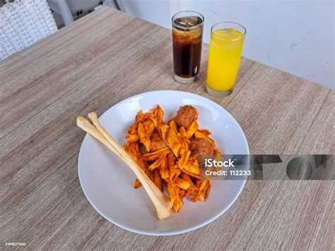 파스타 펜네 소고기 미트볼 아라비아타 소스 및 추가 막대기를 곁들인 소고기 Arrabiata 오렌지 주스 아이스와 콜라 소다