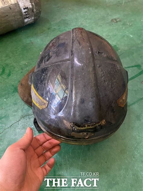 불길 뚫고 적재물에 깔린 시민 구한 소방관 사회 기사 더팩트