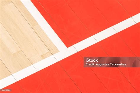 나무 바닥 배구 농구 배드민턴 풋살 핸드볼 코트 실내의 나무 바닥에 선이 있는 스포츠 홀의 나무 바닥 체육관 코트 0명에 대한 스톡 사진 및 기타 이미지 Istock